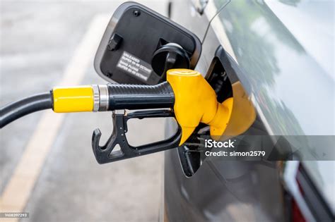 주유소에서 차에 있는 가솔린 연료를 펌핑하는 노란 색깔 가스 펌프 분사구 가솔린에 대한 스톡 사진 및 기타 이미지 가솔린 급유 기체 물리 구조 Istock