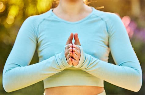 요가 명상 선 및 여성의 몸은 영적 정신 건강 차크라 에너지 균형 또는 영혼의 기운 치유를 위해 명상합니다 자연의 손 자유 또는 필라테스 소녀는 마음 챙김 사고 방식 및