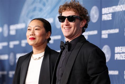 ザッカーバーグは妻の彫刻を作らせたが、妻は全く気に入らなかった 世界の顔
