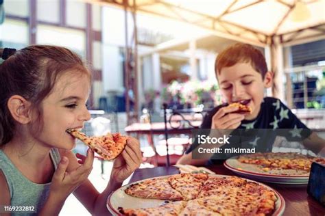식당에서 피자를 먹고 있는 형제 자매 피자 시간입니다 어린이 초상화 피자에 대한 스톡 사진 및 기타 이미지 피자 레스토랑