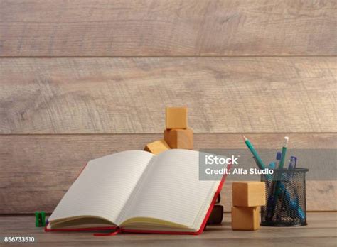 돌아가기 학교와 행복 한 시간입니다 책과 초등 학교에서 책상에 연필 0명에 대한 스톡 사진 및 기타 이미지 0명 각도 개념 Istock