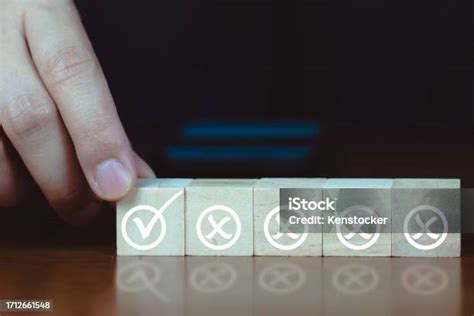 설문조사 작성 및 디지털 양식 체크리스트 품질 검사 개선 표준화 인증 규정 서비스 및 표준 준수 온라인 고객 피드백 고객 평가 개념에 대한 스톡 사진 및 기타 이미지