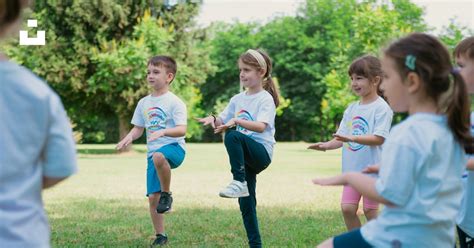 프리스비 게임을 하는 한 무리의 어린 아이들 사진 Unsplash의 무료 소녀 이미지