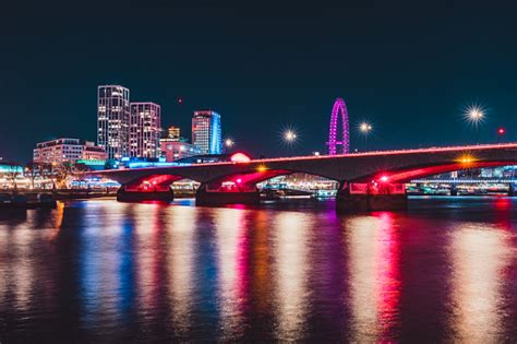 조명이 켜진 워털루 다리가 있는 밤에 템즈 강에 반사되는 런던의 스카이라인 가로등에 대한 스톡 사진 및 기타 이미지 가로등 강 강둑 Istock