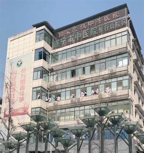医护人员爬窗讨薪？四川遂宁卫健委：不实，系因单位划转调整引发相关进行视频