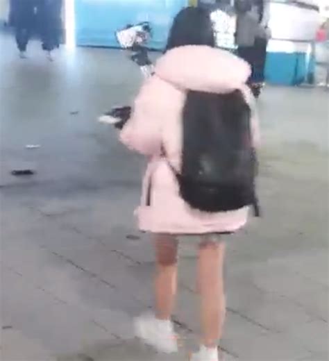 이러고 다니니깐 사람들이 어리게 보지 치지직 에펨코리아