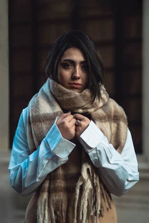 아늑한 스카프를 두른 세련된 여성 초상화 · 무료 스톡 사진