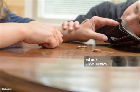 테이블에 슬픈 여자 마지막 동전을 생각 한다 빈 지갑소년 아들 어머니 진정 감정에 대한 스톡 사진 및 기타 이미지 감정