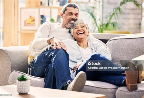 소파에 앉아 웃고 행복하거나 늙은 커플이 휴식을 취하고 로맨스를 즐기거나 은퇴 후 집에서 함께 농담을 합니다 거실 노인 또는 소파에서 사랑 지원 또는 미소로 유대감을