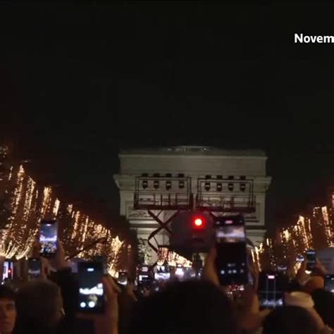Paris Lights Up Champs Elysees For Christmas Season ロイター