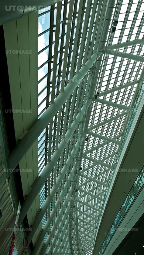 유토이미지 공공 건물의 역학적 구조의 긴 유리 천장