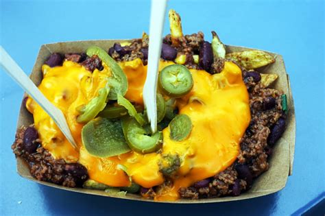 프렌치 프라이와 칠리 콘 카른 길거리 음식 요리 음식 푸틴 감자에 대한 스톡 사진 및 기타 이미지 푸틴 감자 갈색 거리 Istock