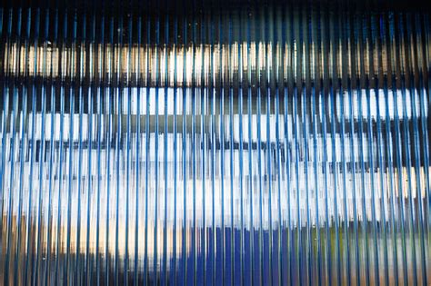 파란색 폴리카보네이트 플라스틱 배경과 질감 투명 소재 골판지 플라스틱 표면 칸막이 벽 또는 지붕에 사용 추상적인 파란색 줄무늬