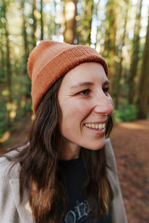 갈색 모자를 쓴 긴 머리의 여자 사진 Unsplash의 무료 숲 이미지