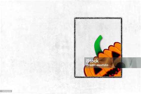 녹색 줄기가 새겨진 오렌지색 호박 또는 잭 오랜턴 호러 모퉁이에서 엿보는 유령 소박한 할로윈 테마 캐릭터 거친 긁힌 벽에 낙서로 3 차원 또는 3d의 수평 질감 효과 배경