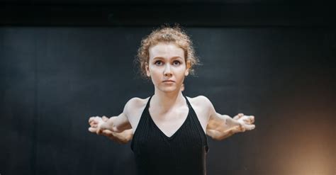 실내 건강 검은 벽 검은 탱크 탑 검은색 배경 결단 고립된 고요한 균형 댄스 라이프스타일 마음가짐 미니멀리스트 보고 있는 봉납 사람 성인