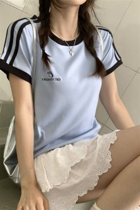 핑크프릴 루디 레터링 자수 라운드넥 줄가라 반팔 슬리밍 티셔츠