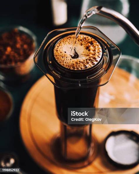 에어로 프레스 커피 커피의 표면에 두꺼운 거품을 만드는 다른 방법 커피 마실 것에 대한 스톡 사진 및 기타 이미지 커피 마실 것 준비 갈색 Istock