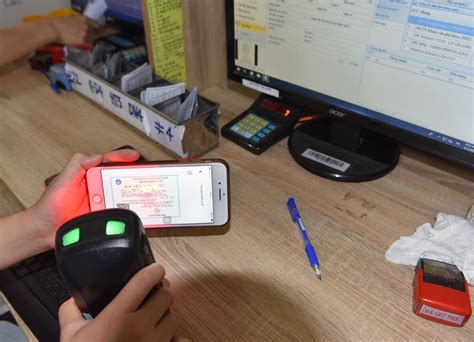 Người dân dùng hình ảnh thẻ BHYT trên app VssID thay thẻ giấy khi đi