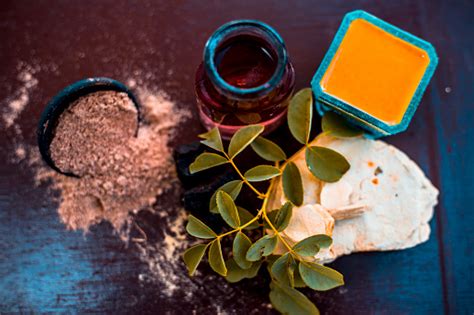 나무 표면에 악마의 똥 분말의 얼굴 팩 즉 잘 Mulpani 미티 또는 풀러의 땅과 장미 물과 혼합 Hing 분말 여드름과 여드름 치료에 사용됩니다 레몬에 대한 스톡 사진