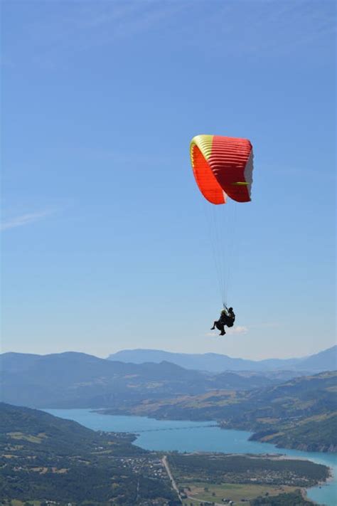 경치 경치가 좋은 고도 고요한 공중 글라이더 낙하산 날개 낮 높은 고도 높이 레크리에이션 맑은 하늘 모험 비행 산 생태관광 선명한 수직 쐈어