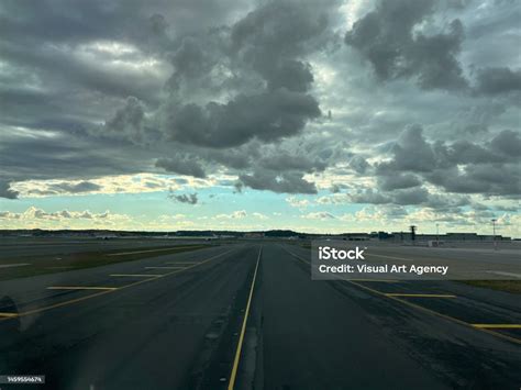 조종석 관점 비행기는 앞치마에 있습니다 날씨는 흐리고 비오는 수평 여전히 구름에 대한 스톡 사진 및 기타 이미지 구름 파일럿 0명 Istock