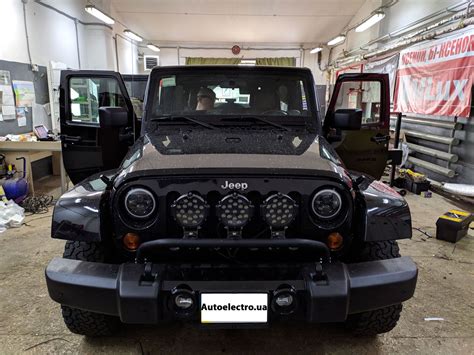 Jeep Wrangler - установка штатной магнитолы и мониторов в подголовники