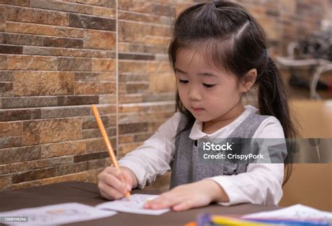 학교로 돌아갑니다 책상에서 행복한 웃는 학생 그림 귀여운 작은 미취학 아동 집에서 그리기 연필로 그리는 아이 소녀 쓰기에 대한