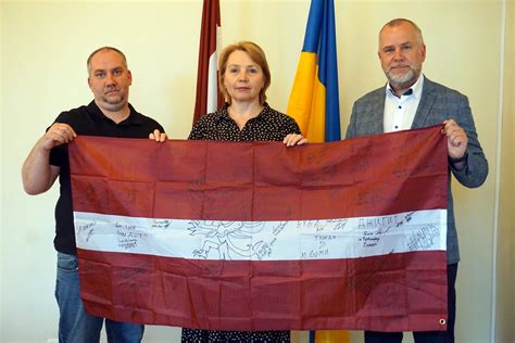 Uz Valmieru Atceļojis Karogs No Bahmutas Valmieras Novads