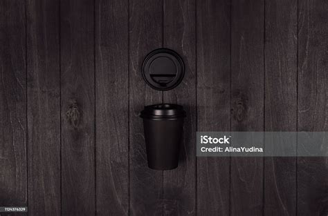 커피 포장 이랑검은 종이 컵 및 복사 공간 커피숍 인테리어와 어두운 검은 나무 보드에 빈 모자 브랜드 정체성 광고 디자인에 대 한 현대 우아한 개념 널판지에 대한 스톡 사진