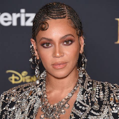 Popular Female Celebrities 2022 60 Photos Moonagedaydreamfilm