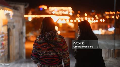 터키 튀르키예 카파도키아에서 도시를 걷고 탐험하는 두 명의 여성 관광객 20 24세에 대한 스톡 사진 및 기타 이미지 20 24세 2명 30 34세 Istock