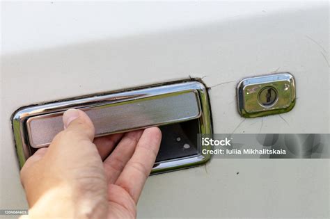 오래된 자동차 도난 및 강도 방지 개념의 문을 열려고 자동차 문 손잡이를 들고 손 강도에 대한 스톡 사진 및 기타 이미지