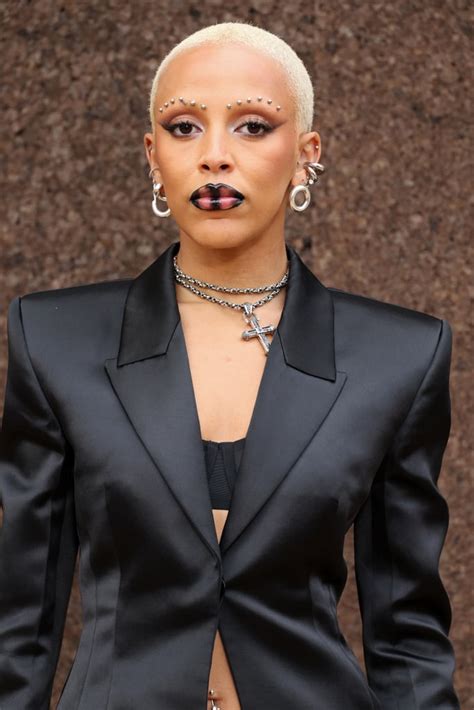 Doja Cat S Best Makeup Looks At Paris Fashion Week Photos Popsugar Beauty