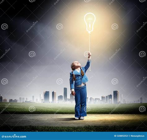 Маленькая милая девушка с воздушным шаром шарика Стоковое Изображение изображение