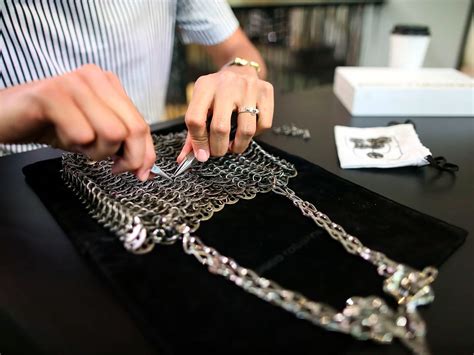 Desde los hasta hoy la icónica cartera de cadenas de Paco Rabanne que perdura en el tiempo