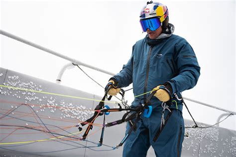 Весо Овчаров е първият човек скочил от Кула Снежанка със спийд крило и ски