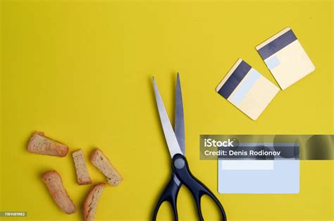 가위는 노란색 배경 평면 평신도에 구겨진 종이와 빵 부스러기로 녹색 배경에 신용 카드를 잘라 가위에 대한 스톡 사진 및 기타 이미지 Istock