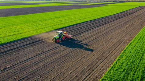 농업 분야 농지에 파종 기계를 드래그로 트랙터의 공중 보기 농업에 대한 스톡 사진 및 기타 이미지 농업 들 트랙터