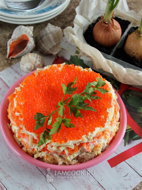 Салат с печенью трески и красной икрой — рецепт с фото Салат с печеньем Идеи для блюд Еда