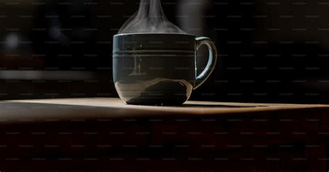 나무 테이블 위에 앉아 김이 나는 컵 사진 Unsplash의 뜨거운 음료 이미지