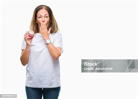 중세 스페인 여자 손으로 실수 두려움의 표현에 대 한 수치와 충격 절연된 배경 표지 입에 먹고 먹고 침묵 비밀 개념에에서 무서 워 가리기에 대한 스톡 사진 및 기타 이미지