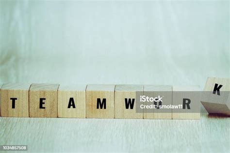 전략 기획 비즈니스 개념에서 위험 사업 또는 나무를 배치 하는 엔지니어 차단 문자 예 팀웍 테이블에 라이더 Ideasfor 목표에 대 한 다른 위험입니다 텍스트 배경에 대