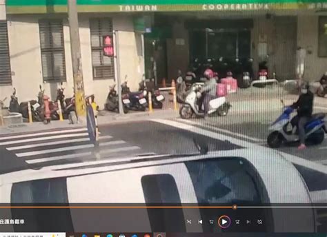 （有片）台中行人庇護島又被撞 肇事自小客車涉違規警方將開罰