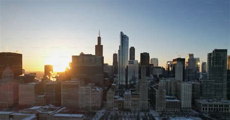 도시의 우뚝 솟은 고층 빌딩의 조명이 켜진 스카이라인을 보여주는 야간 시카고의 조감도 사진 Unsplash의 빛나는 이미지