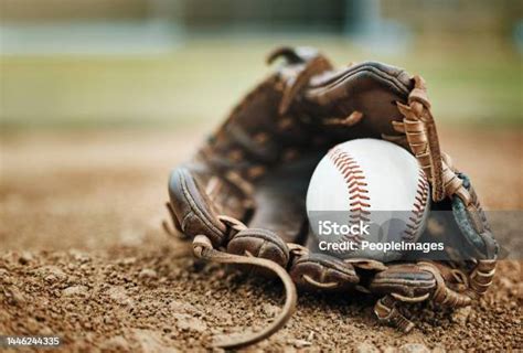 야구 가죽 장갑 및 피트니스 운동 또는 경기 또는 경기를 위한 훈련 후 경기장 모래 위의 공 확대 축소 텍스처 및 소프트볼 미트 스포츠 팀 웰빙 운동 또는 경기장 경기를