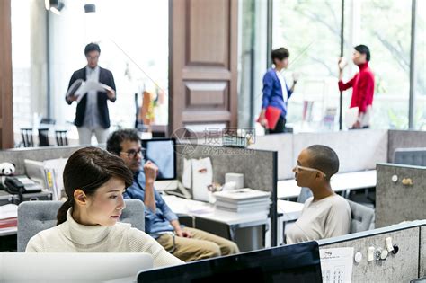 人们在办公室工作高清图片下载 正版图片502056339 摄图网