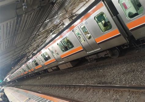 中央線快速 立川駅で人身事故、帰宅ラッシュに大混雑「目の前の電車に飛び込み、血だらけの物体を搬送」「おっさんがブチギレて駅員の胸ぐら掴んで警察