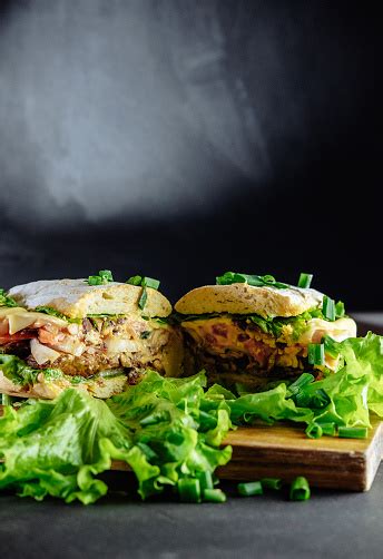 검은 배경 길거리 음식에 큰 샌드위치 패스트푸드 쇠고기와 함께 수 제 햄버거 나무 테이블에 치즈 2 개 반에 상처에 톤된 Imagesandwich 0명에 대한 스톡 사진 및