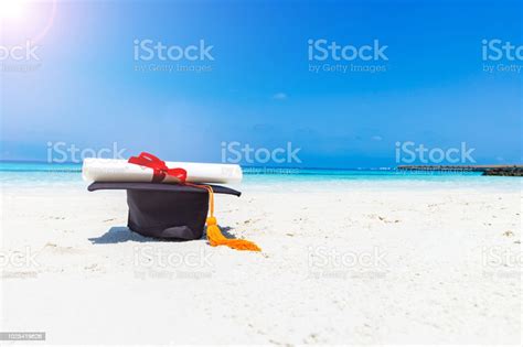 졸업 모자 여름 여름 개념 교육에서에서 아름 다운 바다와 해변에 인증 졸업식에 대한 스톡 사진 및 기타 이미지 졸업식 해변 학사모 Istock